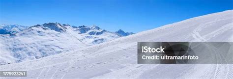 완벽한 스키 슬로프 높은 산 풍경 정상에서 이탈리아 알프스 스키장 스키 리조트 리비뇨 이탈리아 유럽 스키 연습장에 대한 스톡 사진 및 기타 이미지 Istock