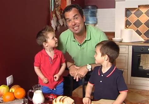 Video Kamēr Tētis Neskatās Laiks Nedarbiem Māris Grigalis Parāda Jaunākā Dēla Mākslas Darbu