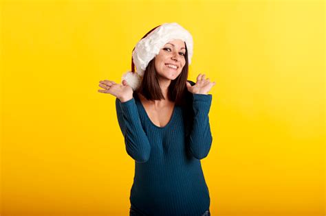 놀란 얼굴과 산타 클로스 모자를 쓰고 카메라를 바라보는 어린 갈색 머리 소녀 35 39세에 대한 스톡 사진 및 기타 이미지 35 39세 갈색 머리 귀여운 Istock