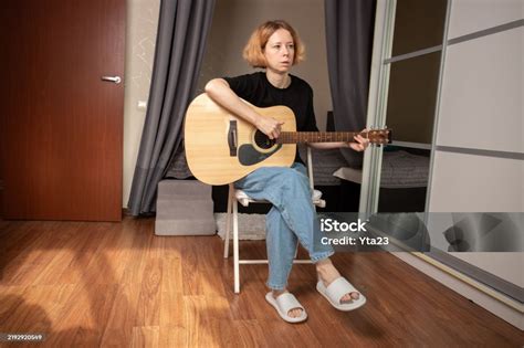 집에서 어쿠스틱 기타를 연주하는 여성 실내에서 신곡을 배우는 음악생 기술과 멜로디 개발에 전념하는 연습 시간 35 39세에 대한 스톡 사진 및 기타 이미지 Istock