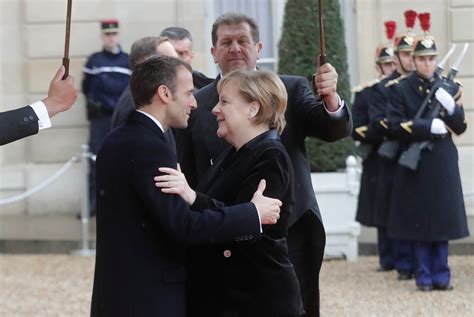 Меркель в Париже перепутали с супругой Макрона