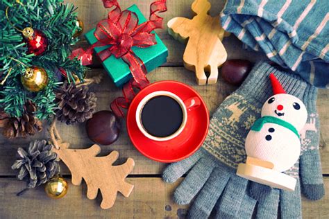 크리스마스 트리 아래 Topview 빨간 커피 컵과 녹색 선물 상자와 장갑에 흥행 장식 가을에 대한 스톡 사진 및 기타 이미지 가을 겨울 계절 Istock