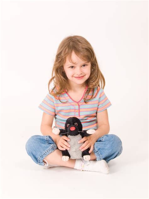 Petite Fille Avec Un Jouet De Peluche Photo Stock Image Du Amical Cheveu