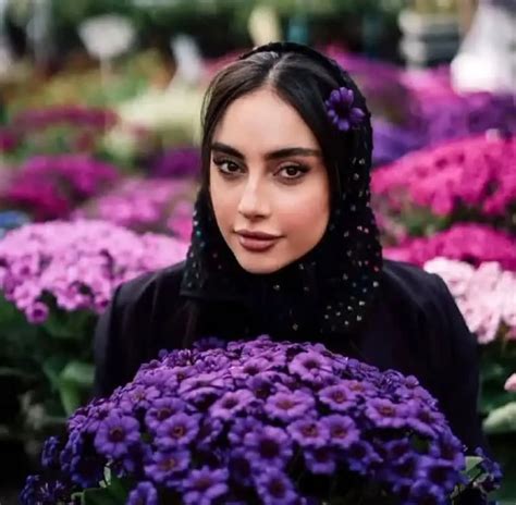 ترلان پروانه در میان گلها زیبایی دو چندان ترلان پروانه با این عکس