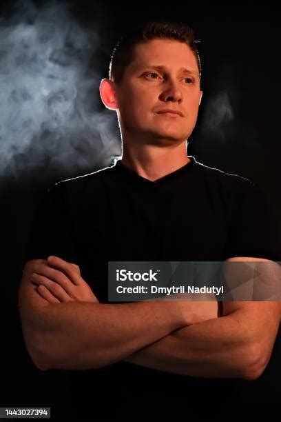 남자의 실루엣 어둠 속의 남자들 연기 증기 어두운 방에 있는 남자 35 39세에 대한 스톡 사진 및 기타 이미지 35 39세