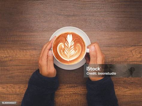나무 테이블 위에 신선한 커피잔을 들고 있는 여자의 모습 쥠에 대한 스톡 사진 및 기타 이미지 쥠 커피 마실 것 컵 Istock