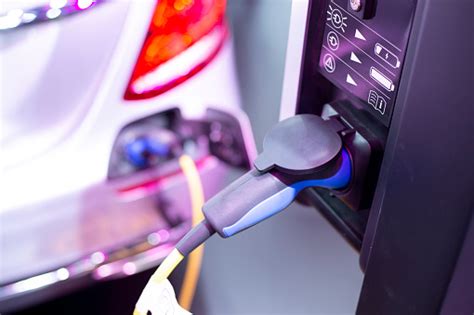 전원 공급 장치 배터리를 충전에 대 한 전기 자동차에 연결 합니다 자동차의 미래는 있는 기술 산업 교통 충전 Ev 연료 플러그인 하이브리드 자동차에 이미지 충전에 대한 스톡