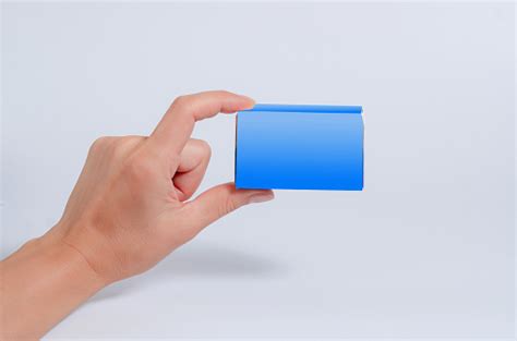 여성의 손은 흰색 배경에 파란색 태블릿 명함 상자를 들고있다 개성 개념에 대한 스톡 사진 및 기타 이미지 개성 개념 계획 고름 Istock