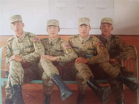 Б Гэнэн цайлган цэрэг байлаа Гэрэлт ирээдүйд итгэж жагслаа Генералын мөрдөсийг зүүдэндээ