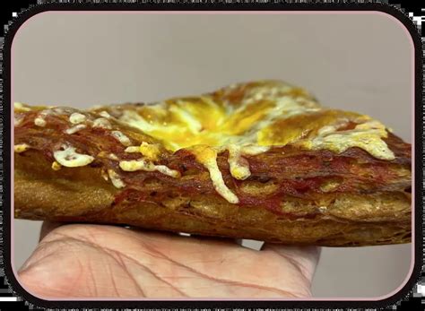 Crusty Slices Konzept Perfekte Kombi Aus Croissant And Pizza