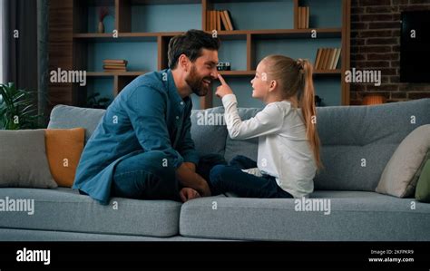 Verspieltes Familienlachen Fotos Und Bildmaterial In Hoher Auflösung