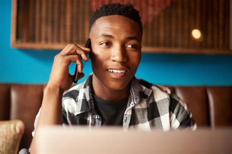 카페에서 고객 및 고객과의 전화 통화 및 네트워킹을 통해 일하고 말하고 창조적 인 기업가 레스토랑에서 기술에 대한 스타트업 비즈니스 아이디어를 브레인스토밍하고 공유하기