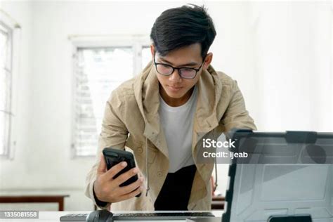 Programmer Dan Tim Pengembang Sedang Coding Dan Mengembangkan Perangkat