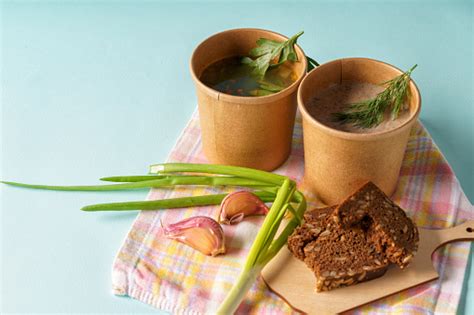 야채 수프와 버섯 크림 수프는 음식 빵 마늘의 테이크 아웃 또는 배달을위한 종이 일회용 컵에 담겨 있습니다 건강한 식생활에 대한 스톡 사진 및 기타 이미지 Istock