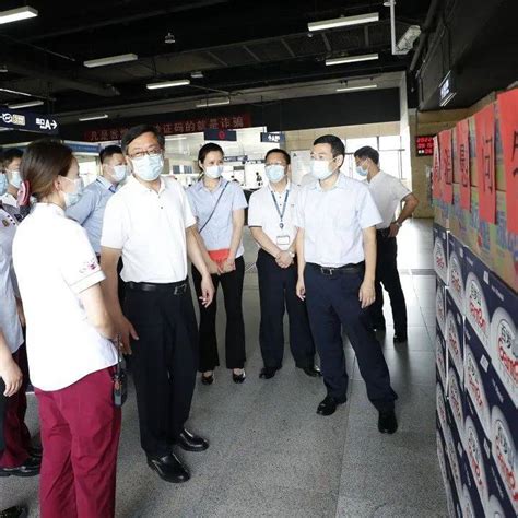 张军、姚春桥带队慰问坚守在高温一线的地铁员工车站工作高架