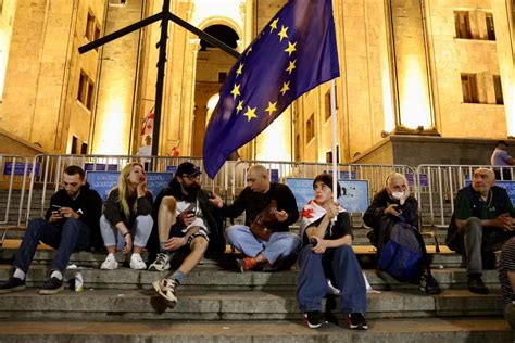 საპროტესტო ბანერების გამო პოლიციამ პარლამენტთან აქტივისტები დააკავა Civil Georgia