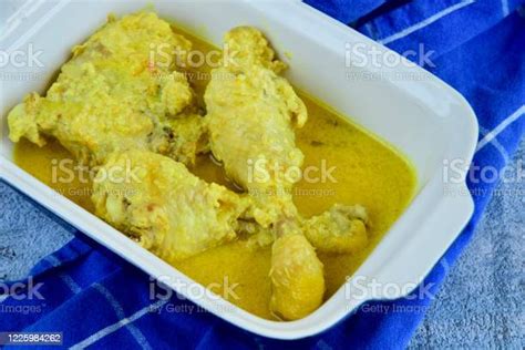 Opor Ayam은 심황 코코넛 밀크 소스로 조리한 닭고기로 만든 전통 인도네시아 음식입니다 0명에 대한 스톡 사진 및 기타 이미지 Istock