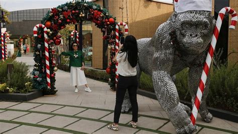 Hingar Bingar Ornamen Natal Hiasi Pik 2