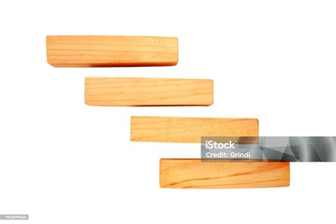 고립 된 배경에 나무 바 조각입니다 아이 개발 장난감 건설 또는 장식의 개념으로 하강 수평 나무 막대 모형 계단 또는 다이어그램 요소 0명에 대한 스톡 사진 및 기타 이미지