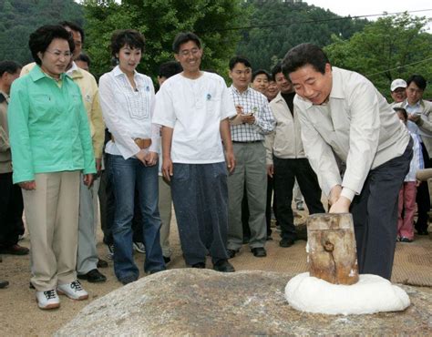 [노무현사료관] [농산촌 관광마을 방문 중 떡메치기를 하는 노무현 대통령]