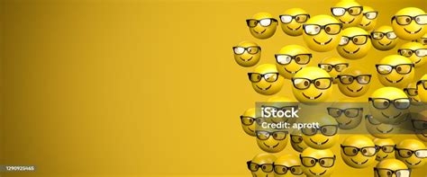 안경이 달린 괴상한 얼굴을 가진 대형 이모티콘 스마일 그룹의 3d 렌더링 복사 공간 웹 배너 크기 긍정적인 감정 표현에 대한 스톡 사진 및 기타 이미지 Istock