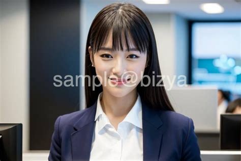 ニッコリ笑顔が素敵な女性会社員のポートレート写真素材 びず屋 ビジネス画像素材のダウンロード販売