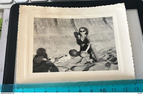 Pin Ups Real Photo Pin Up Plage Jeune Femme En Maillot De Bain Asisse