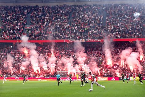 Los Graves Incidentes Que Protagonizaron Los Ultras Del Ajax En La Derrota 0 3 Ante Feyenoord