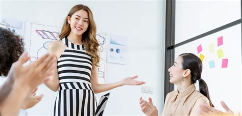 아시아 비즈니스 스타트업 팀워크 비즈니스 동료 컨퍼런스 회의실 에서 프레젠테이션 중 20 24세에 대한 스톡 사진 및 기타 이미지 20 24세 25 29세 35 39