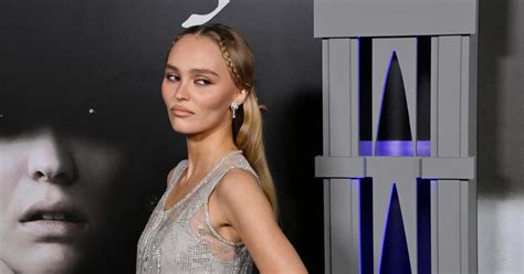 Lily Rose Depp Looks Stunning At L A Premiere Of Nosferatu Photos