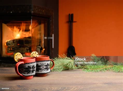 벽난로 근처에 크리스마스 장식으로 컵입니다 겨울 휴가 개념 따뜻한 벽난로 앞에서 뜨거운 음료 한잔 아늑한 편안한 마법의 분위기입니다 12월에 대한 스톡 사진 및 기타 이미지