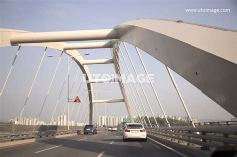 다리위를 달리는 자동차 도로 Onepro 사진 교량 다리 한강 승용차 중앙분리대 차선 아스팔트 아치 가드레일 안전 점선 아파트 건물 빌딩 하늘