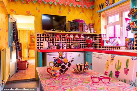 „Потрошив скоро 40 години претворајќи ја мојата куќа во „куќа за кукли во реалниот живот“ но