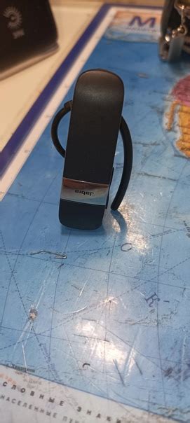 Bluetooth-моногарнитура Jabra Talk 15se надежно крепится на ухе с ...