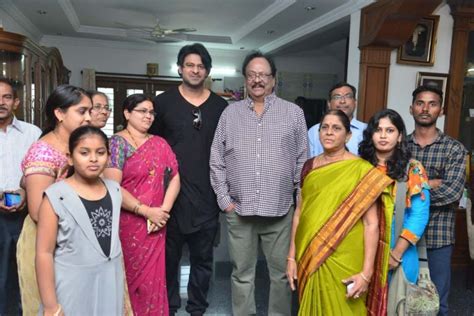Krishnam Raju రెబల్ స్టార్ కృష్ణంరాజు ఫ్యామిలీ ఫోటోలు వైరల్ Filmy Focus