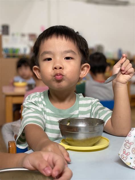 颱風假 生病 住院 快半個月沒有上學 這幾天出門去學校都給我難過啜泣 很擔心他還賴了老師問他狀況 老師：後來去玩溜滑梯就好了🤣🤣 謝謝喔我真的
