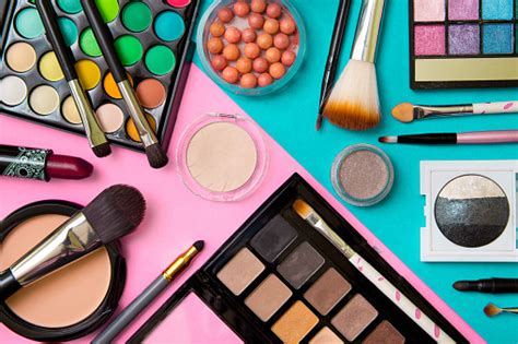 브러쉬는 아이섀도우 팔레트와 분홍색 및 청록색 기하학적 배경에서 립스틱 전문 메이크업에 대 한 장식 화장품 아이섀도우 색상 추세 합니다 파우더 콤팩트에 대한 스톡 사진 및