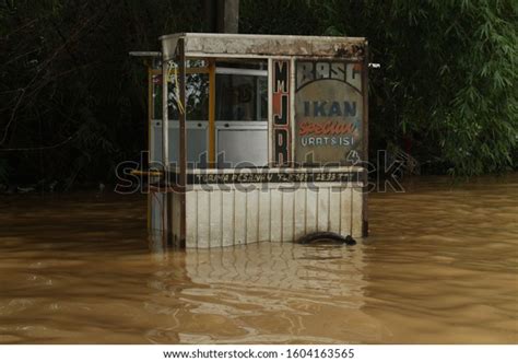 Overflow Flood Citarum River Again Submerged Foto Stock 1604163565