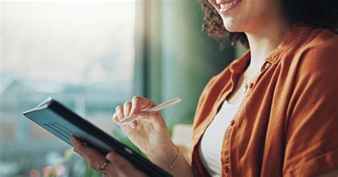 사업가 손과 태블릿 사무실에서 연구 메모 작성 및 디지털 스케치 그리기 그래픽 디자이너 프로젝트 웹 사이트 및 소셜 미디어 브랜드를위한 행복 및 기술 Ux 디자인 20 24