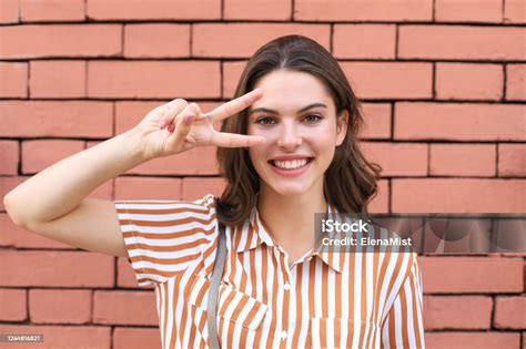 여름 힙스터 옷을 입고 아름다운 웃는 갈색 머리 모델 재미 있고 긍정적 인 여자 재미 거리에 대한 스톡 사진 및 기타 이미지 거리 귀여운 길거리 스타일 Istock