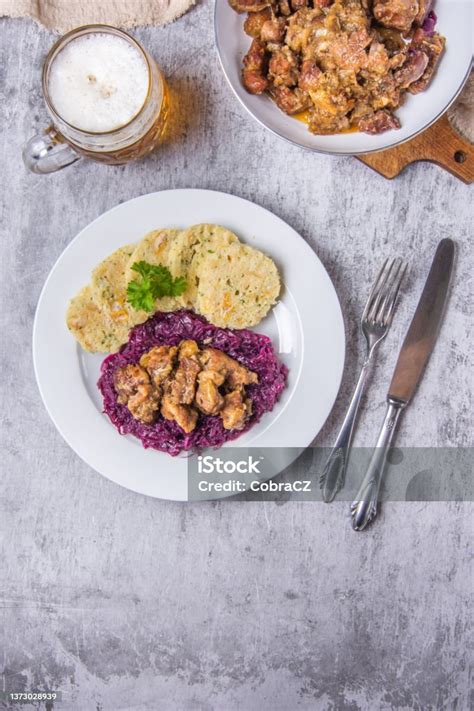 수제 빵 만두 레드 양배추와 돌 배경에 맥주전형적인 체코 국가 식사 만두와 소금에 절인 양배추와 구운 돼지 고기 맨 위