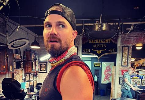 Stephen Amell Gets Arrow Tattoo As Gentle Reminder The A List Hype