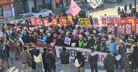 반헌법적 비상계엄 실패 윤석열은 즉각 사퇴하라 촉구 한 목소리