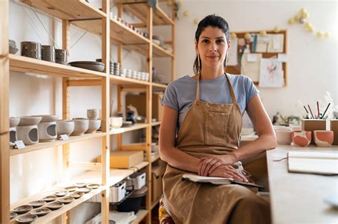현대 도자기 스튜디오에서 일하는 여성 중소기업 소유자의 초상화 도자기에 대한 스톡 사진 및 기타 이미지 도자기 30 34세 공예 Istock