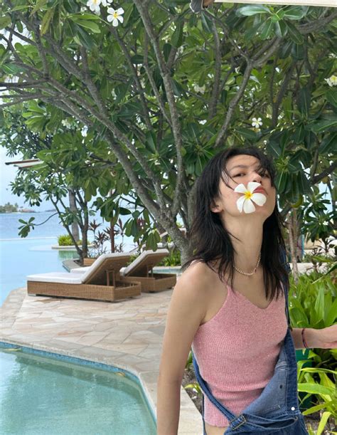 周雨彤分享海边旅游美照 穿泳装嘟嘴亲亲笑容明媚 搜狐大视野 搜狐新闻