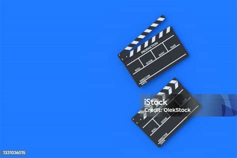파란색 배경에 영화 클래퍼 보드 영화 제작 액세서리 시네마토그래피 컨셉 영화관에서 영화 맨 위 보기입니다 공간을 복사합니다 3d 렌더 3차원 형태에 대한 스톡 사진 및 기타