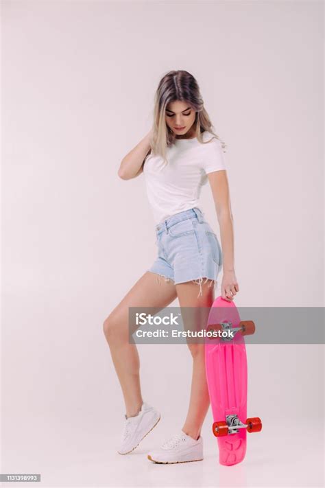 분홍색 스케이트 보드와 흰색 T 셔츠에 아름 다운 여자 T 셔츠에 대한 스톡 사진 및 기타 이미지 T 셔츠 귀여운 금발 머리 Istock