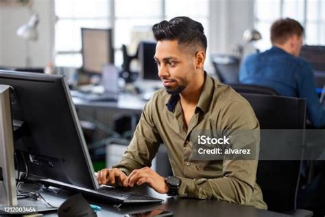 사무실에서 데스크톱 Pc에서 작업 바쁜 남자 사무실에 대한 스톡 사진 및 기타 이미지 사무실 컴퓨터 타자 치기 Istock