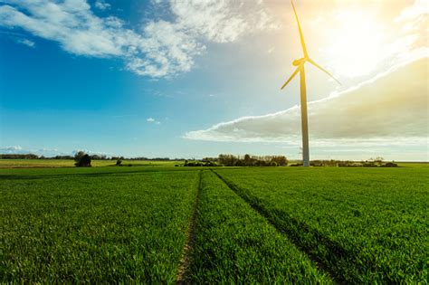 바람 터빈 발전소의 전기 생성을 위한 노르망디 프랑스 에너지의 갱신할 수 있는 근원의 개념입니다 국가 맑은 풍경입니다 환경 친화적인 전기 생산입니다 격 조 0명에 대한 스톡