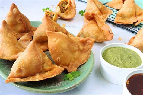 매운 감자 완두콩 고기로 채워진 튀긴 사모사 튀김 이미지 녹색 처트니 디핑 소스와 민트 잎 장식 높은 전망패턴 접시에 제공 사모사에 대한 스톡 사진 및 기타 이미지 Istock